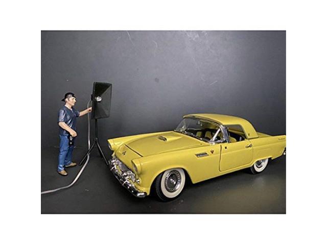 Click here for Weekend Car Show Figurine V for 1/18 Scale Models... prices