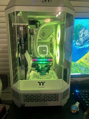 Thermaltake Tower 300 Racing Green Micro-ATX Case; 2x140mm Thermaltake Tower 300 Racing Green Micro-ATX Case; 2x140mm