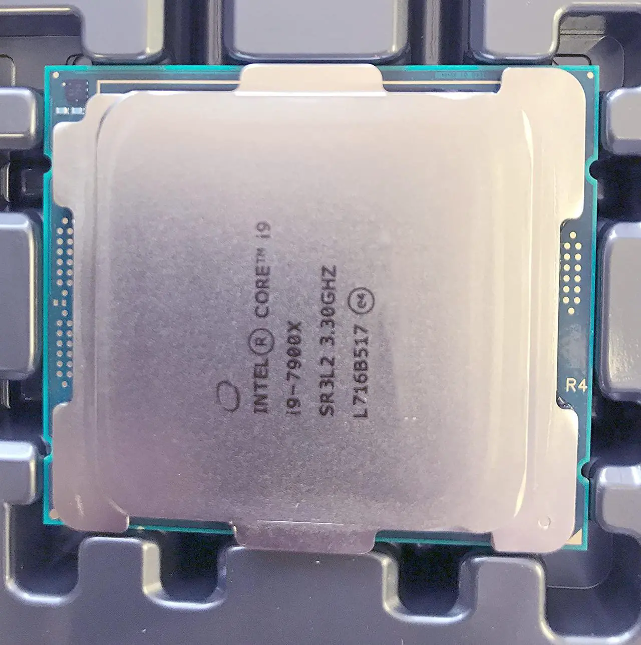 Intel OEM Core i9-7900X Processor 10 Cores, 13.75M Cache, up to 4.3 GHz ...